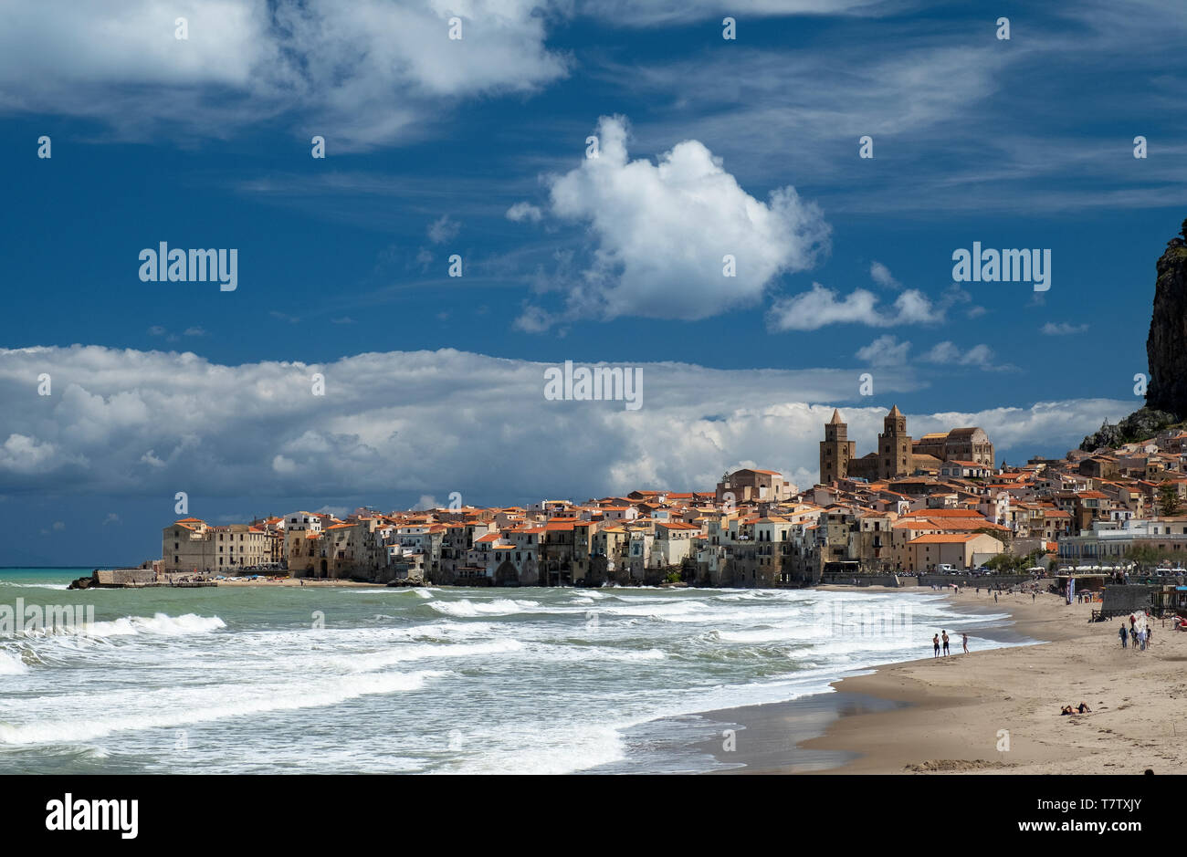 Cefalu strand italien -Fotos und -Bildmaterial in hoher Auflösung – Alamy