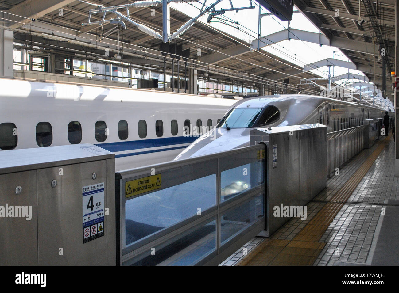 Japan shinkansen zug osaka -Fotos und -Bildmaterial in hoher Auflösung ...