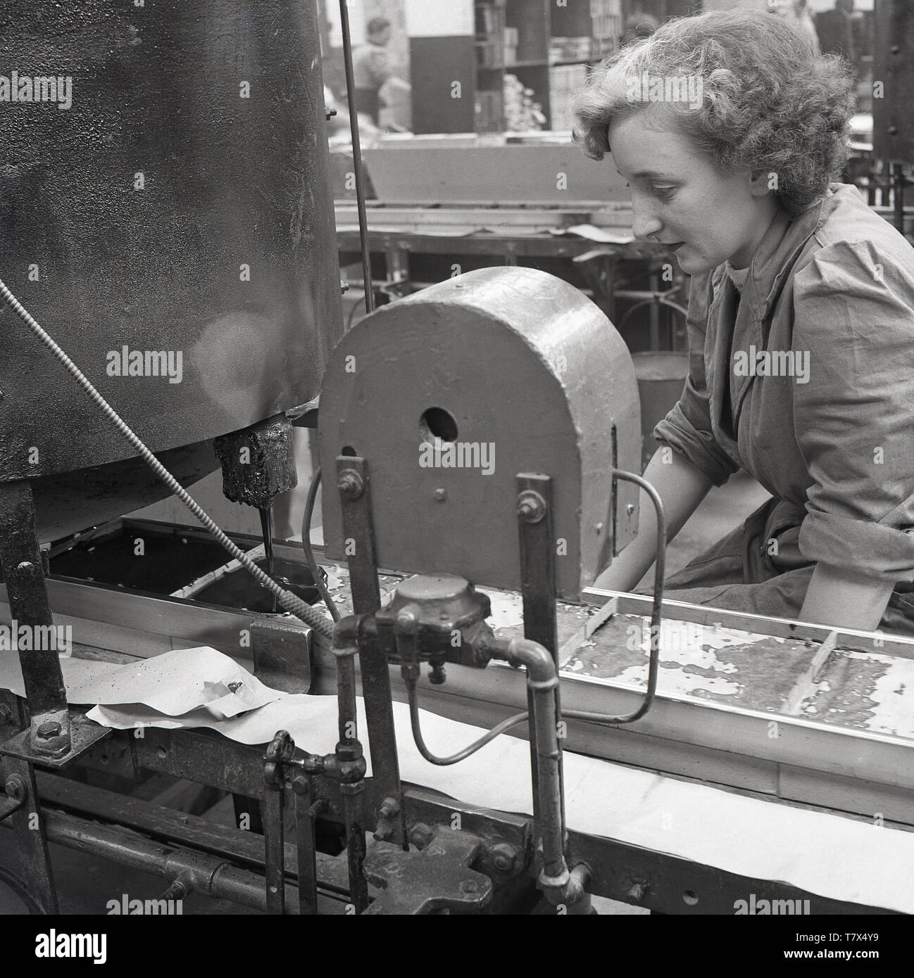 1950, historische, eine Dame Arbeiter in der Produktion an der stets ...