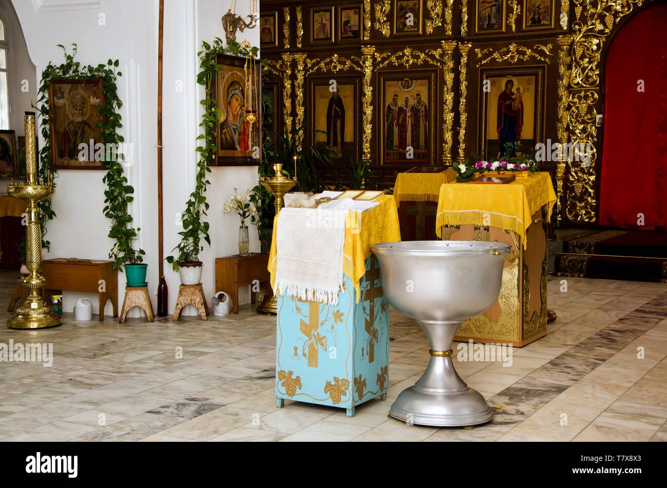 Vorbereitung auf die Taufe in der orthodoxen Kirche mit dem Taufbecken ...