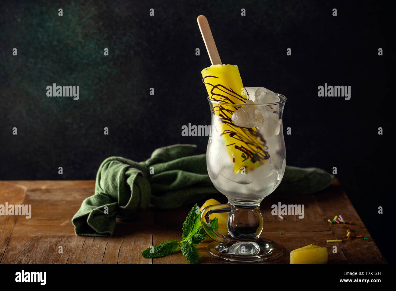 Ananas eis am stiel -Fotos und -Bildmaterial in hoher Auflösung – Alamy