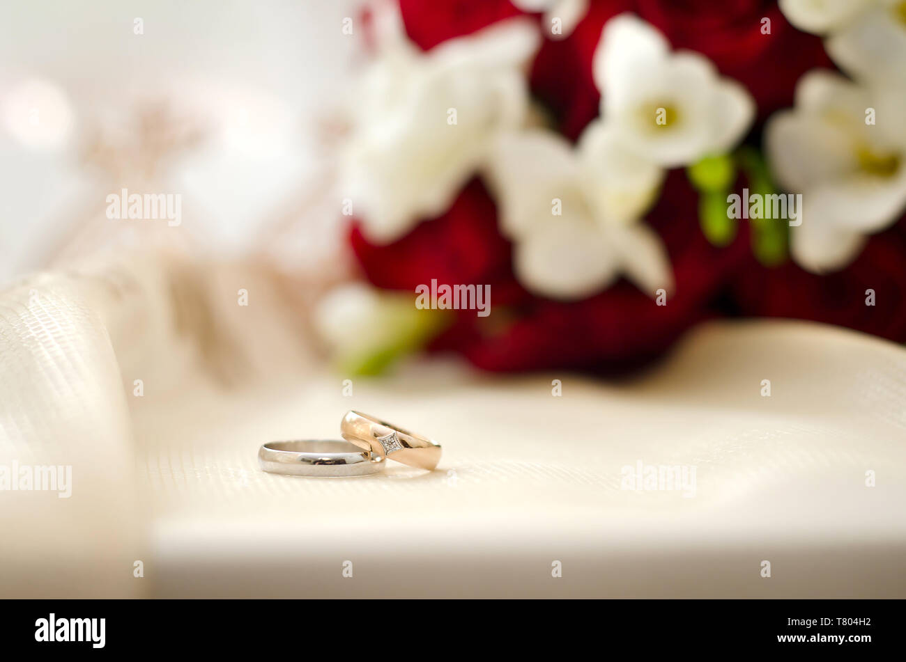 Zwei Goldene Ringe Auf Weißem Hintergrund Stockfotos und -bilder Kaufen ...