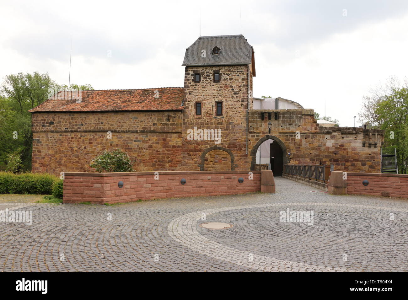 Blick auf die Wasserburg im Kurpark von Bad Vilbel in Hessen ...