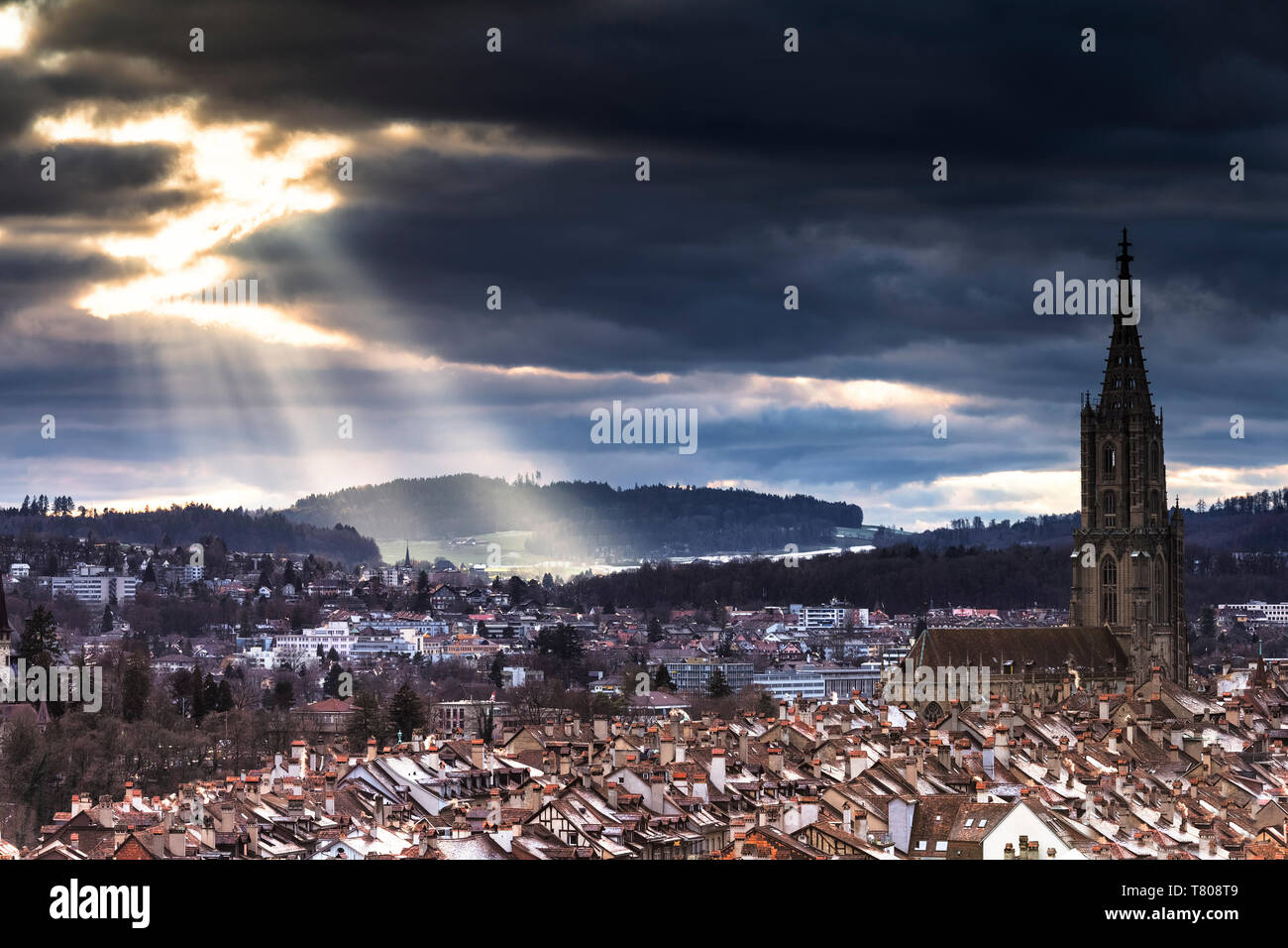 Sun Ray zwischen Wolken über Berner Münster (Kathedrale) (Berner ...