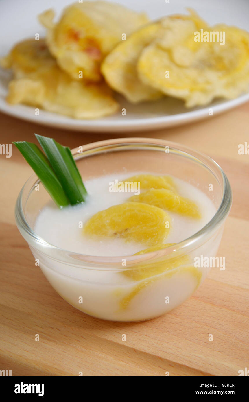 Kolak Pisang, indonesische Essen. Banane Kochen mit Kokosmilch und ...