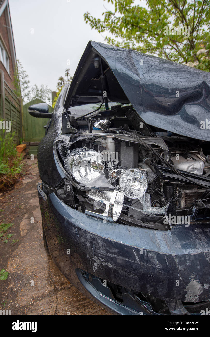 Volkswagen Golf. Auto Crash beschädigt und Details. Kopf auf Unfall des ...