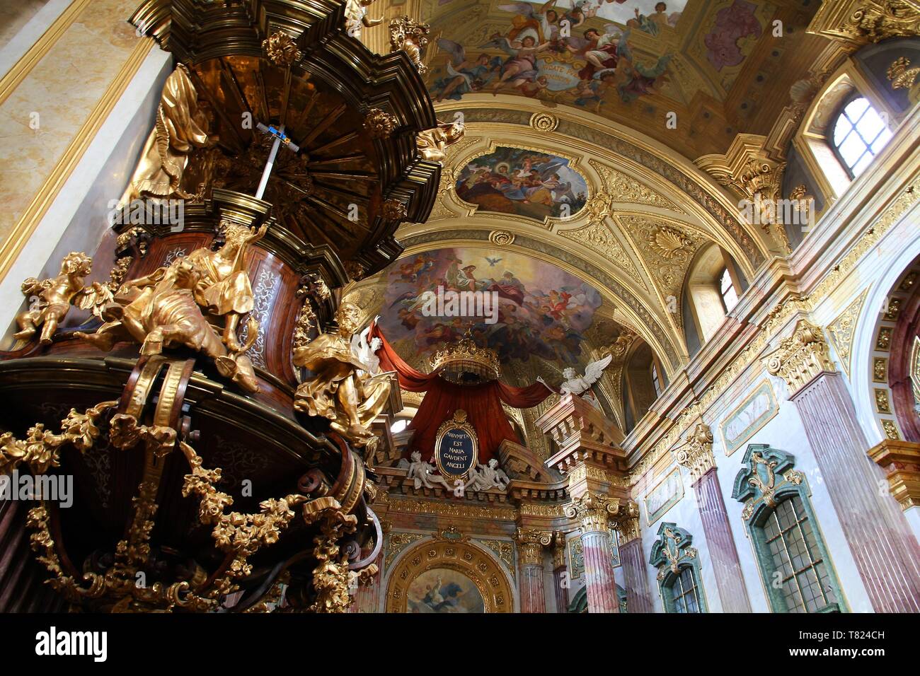 Wien - 9. SEPTEMBER: Innenraum der Jesuitenkirche am 9. September 2011 ...