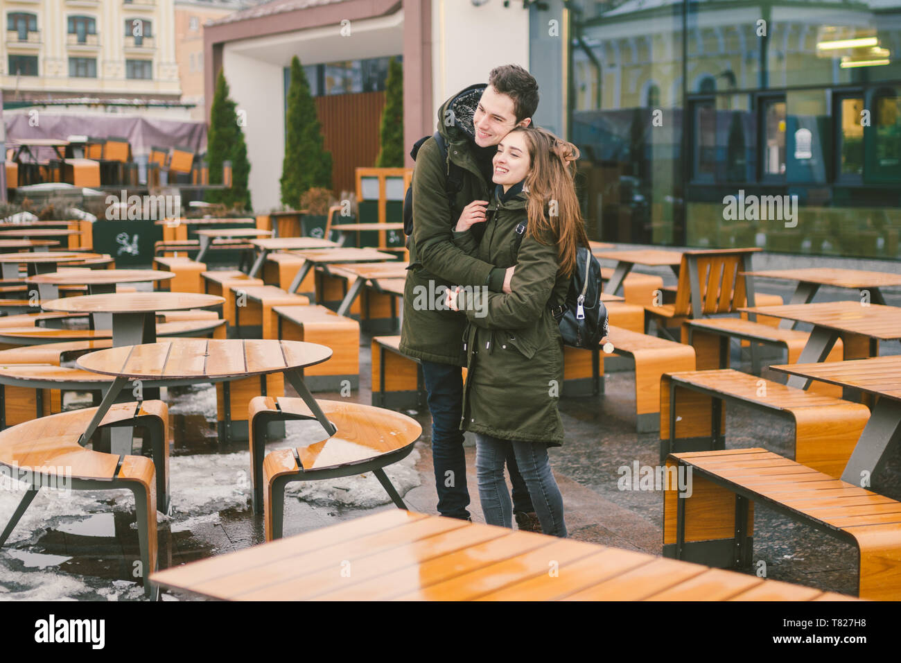 Ein junges Paar in der Liebe und ein Mädchen und ein Schüler stehen ...