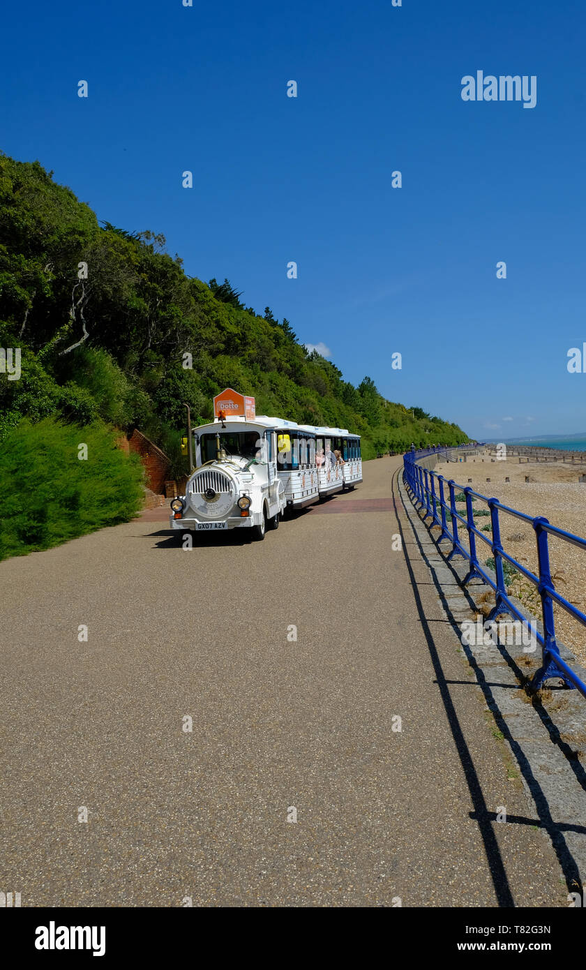 Eastbourne, Sussex, UK - August 1, 2018: Weiße Dotto Train, die entlang ...