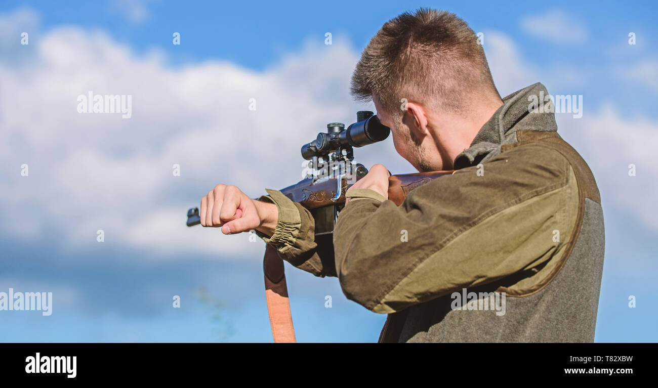 Bärtige Jäger verbringen Freizeit Jagd. Jagd Optik Ausrüstung für ...