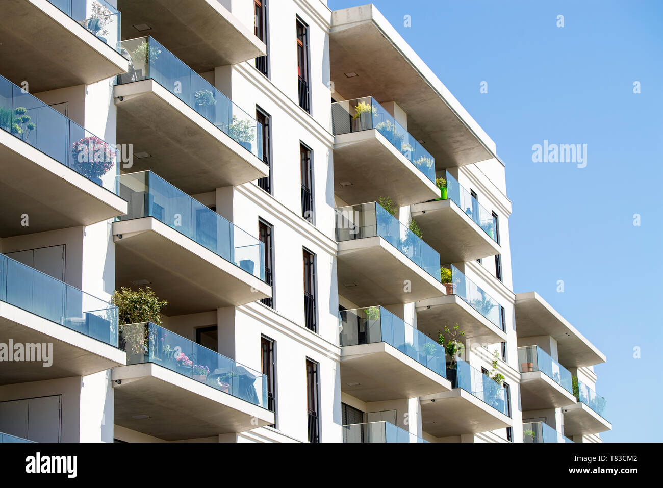 Fassade eines Mehrfamilienhauses mit Balkon Stockfotografie - Alamy
