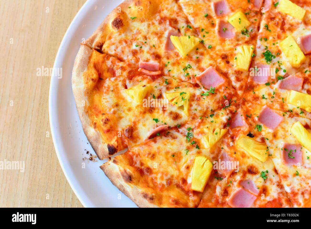 Hawaiianische ananaspizza -Fotos und -Bildmaterial in hoher Auflösung ...