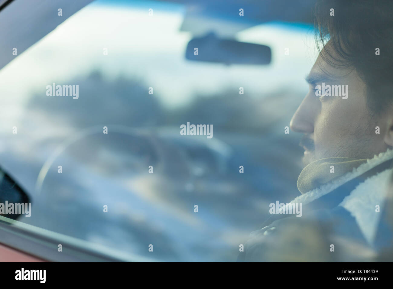 Mann hinter dem auto -Fotos und -Bildmaterial in hoher Auflösung – Alamy