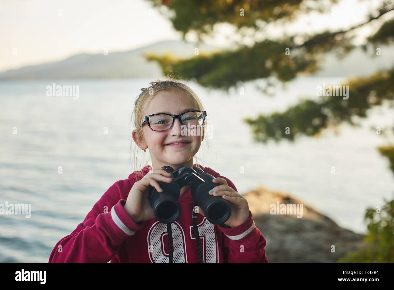 Kind fernglas -Fotos und -Bildmaterial in hoher Auflösung – Alamy