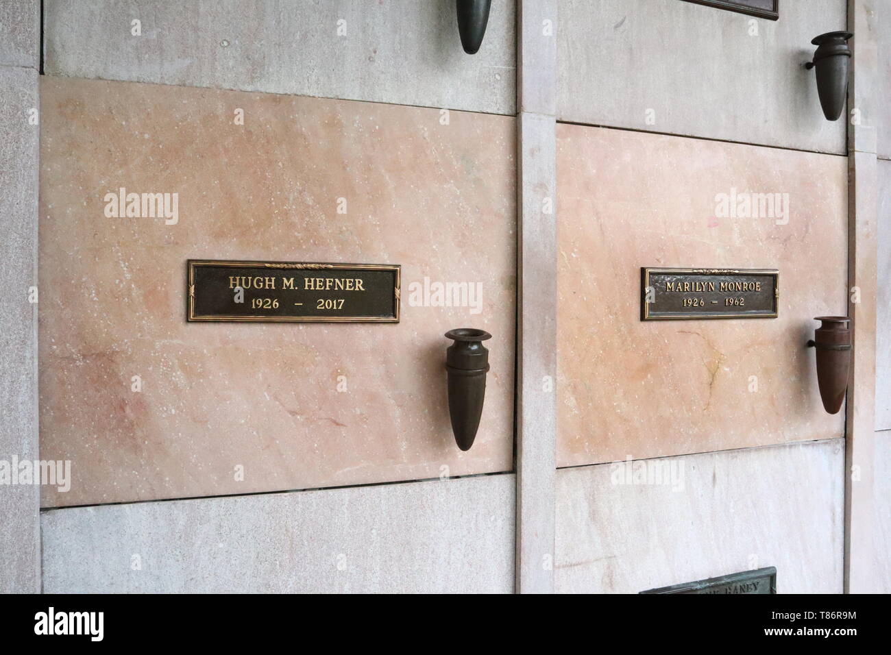 Marilyn Monroe und Hugh Hefner Grab auf dem Westwood Village Memorial ...