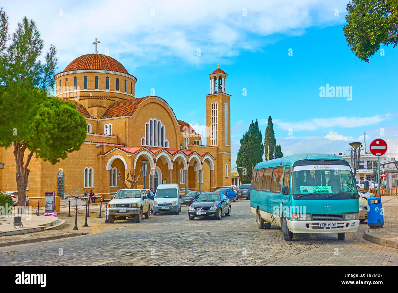 Greek bus stop -Fotos und -Bildmaterial in hoher Auflösung – Alamy