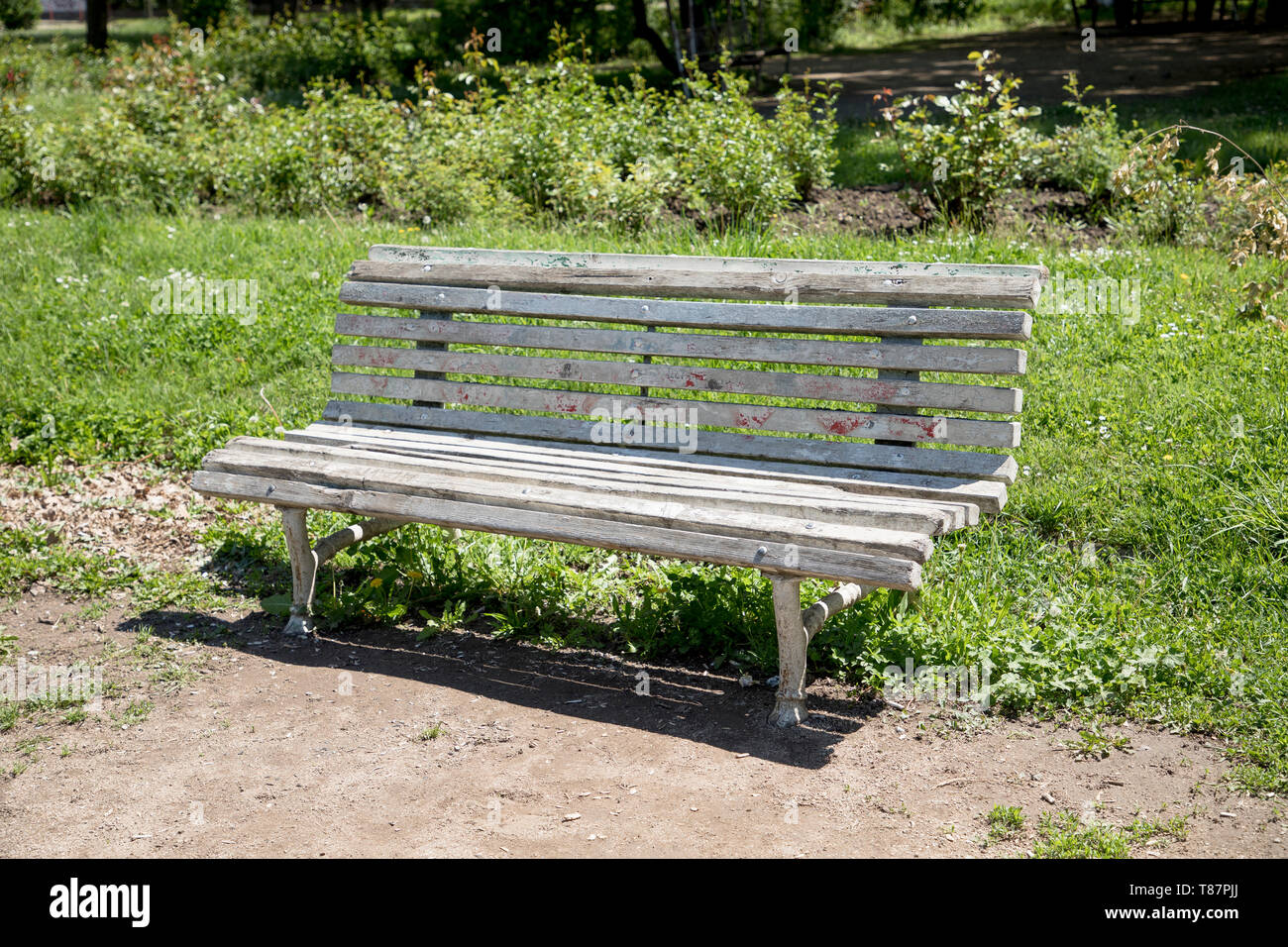 Leere farben der parkbank fallen -Fotos und -Bildmaterial in hoher ...