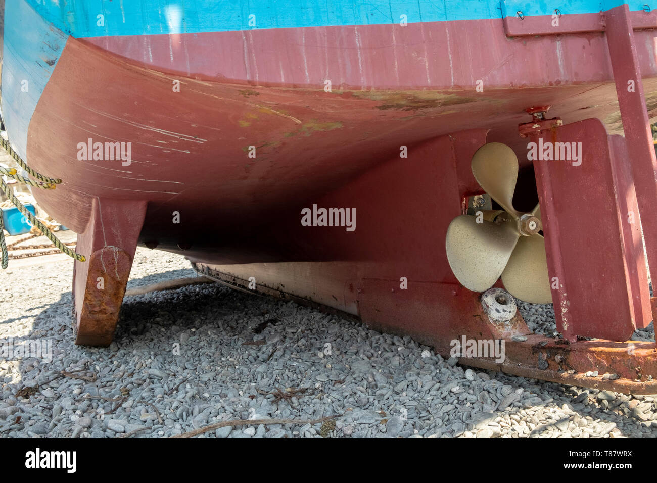 Brass propeller boat -Fotos und -Bildmaterial in hoher Auflösung – Alamy