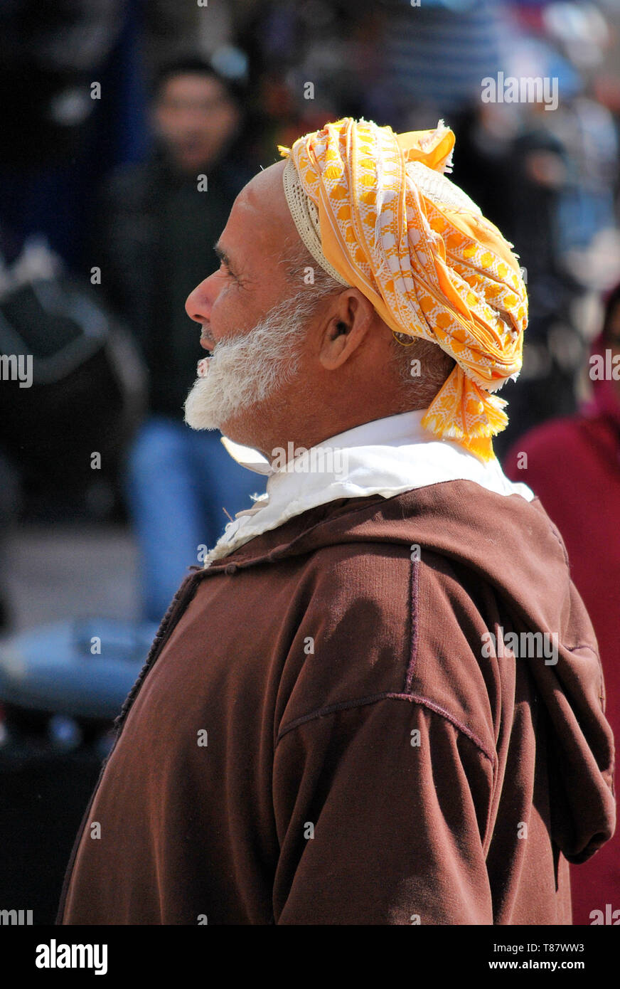 Eine marokkanische Mann trägt eine typische Djellaba, Marrakesch ...