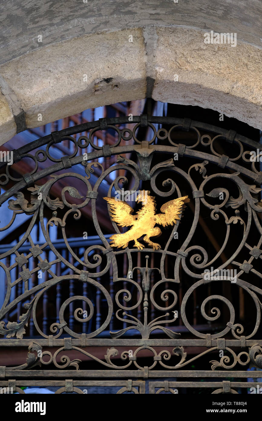 Nationales Symbol von Polen, Adler mit Krone, alten Eisernen Tor ...