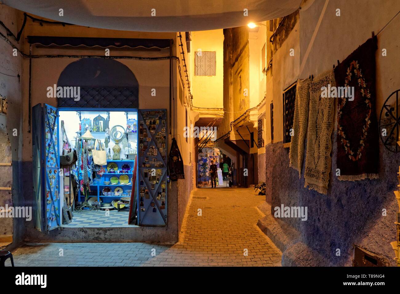 Marokko, Tanger Tetouan region, Tanger, engen Straße auf die Altstadt ...