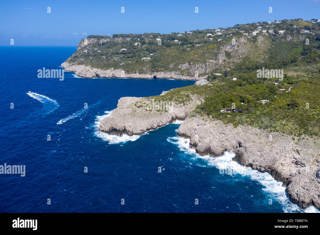 Luftaufnahme, Schuß mit Drone: Cala del Rio und Mesola, Anacapri, Capri ...
