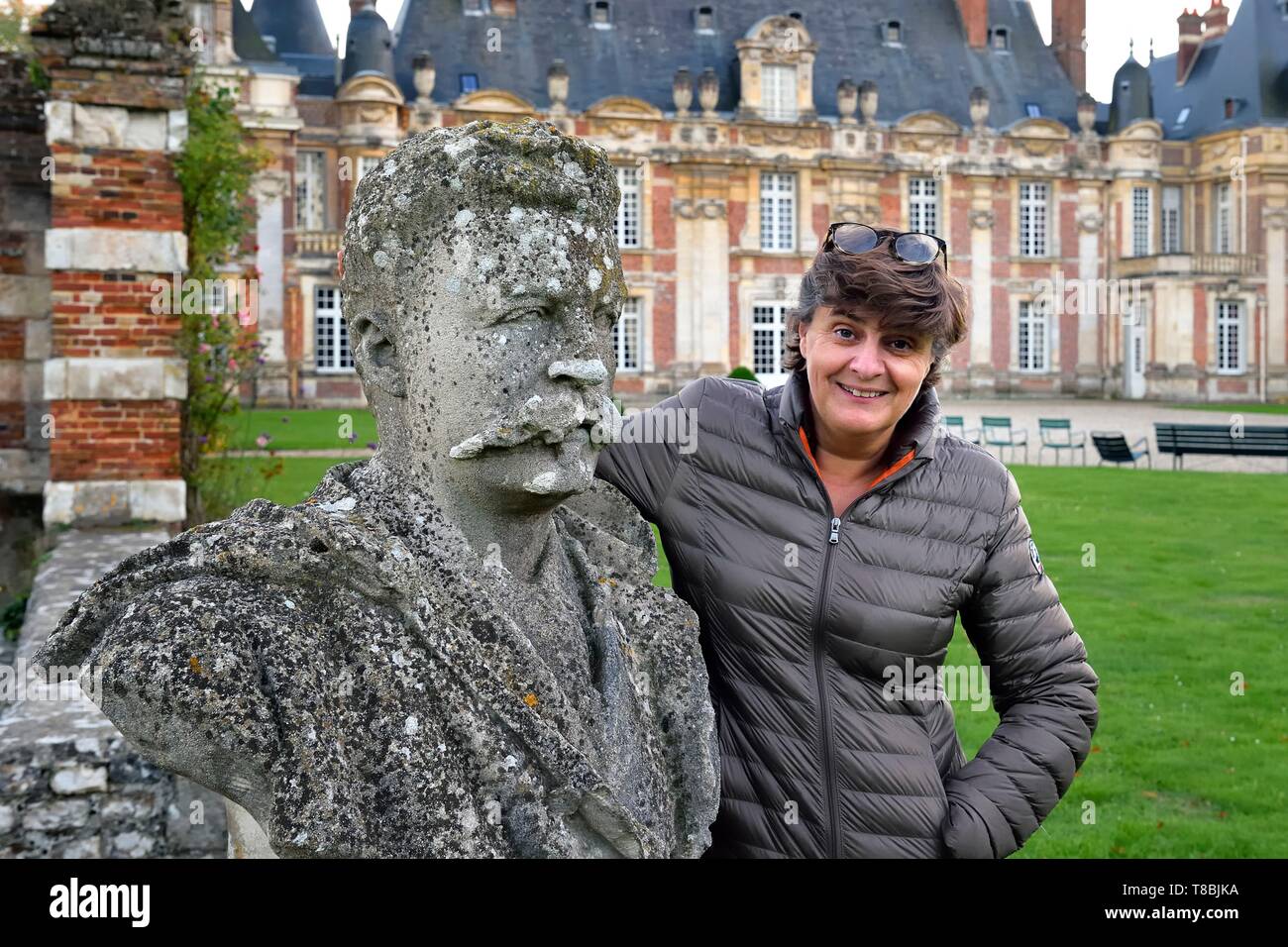 Statue von guy de maupassant -Fotos und -Bildmaterial in hoher ...