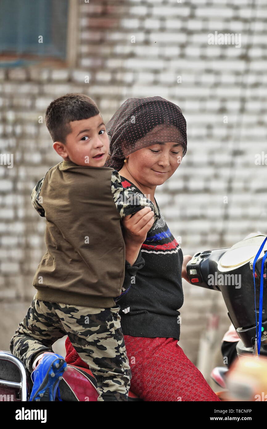Uyghur mother baby -Fotos und -Bildmaterial in hoher Auflösung – Alamy