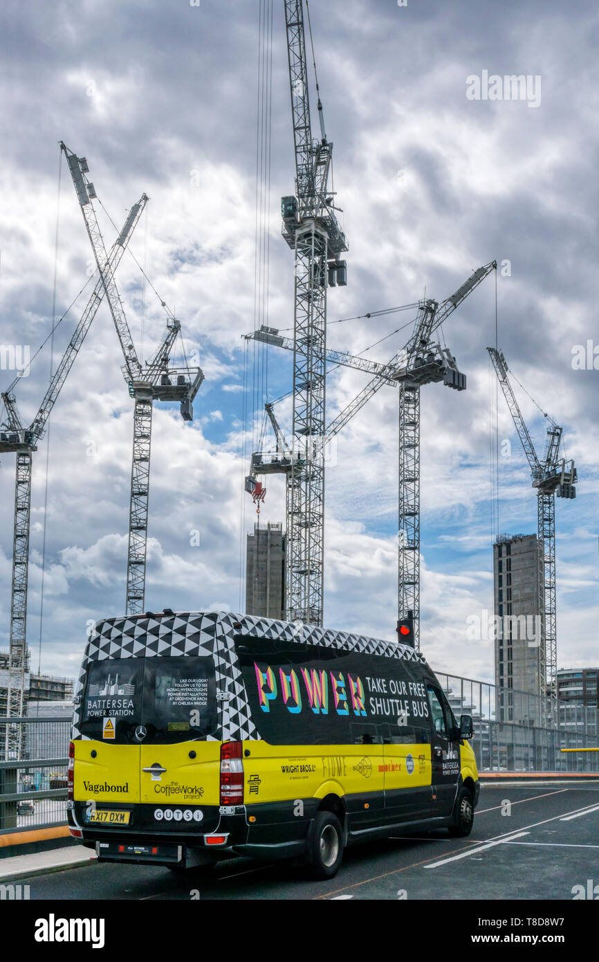 Battersea power station shuttle bus -Fotos und -Bildmaterial in hoher ...