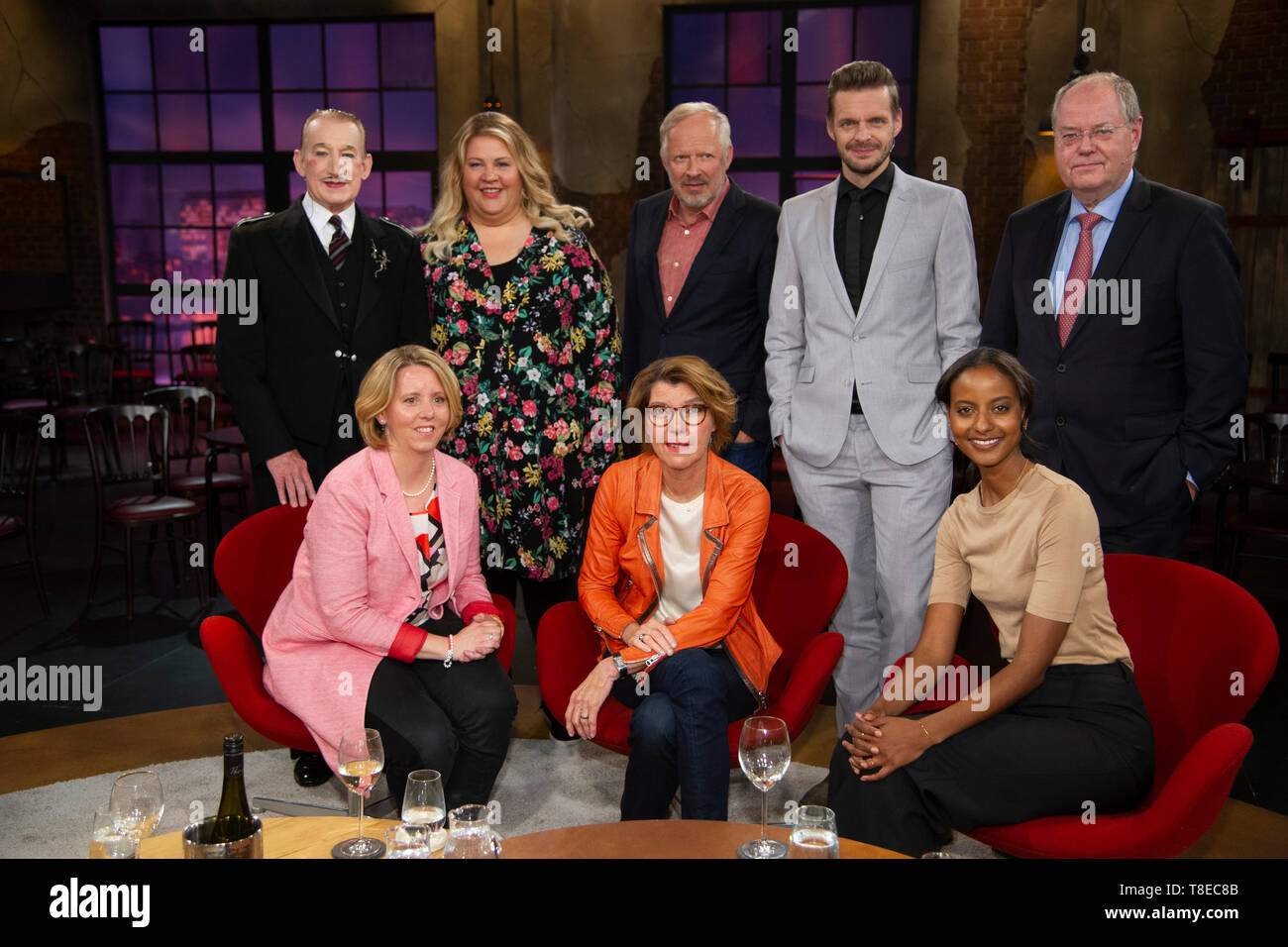 Hintere Reihe von links: Robert KREIS, Kleinkuenstler, Ilka BESSIN ...