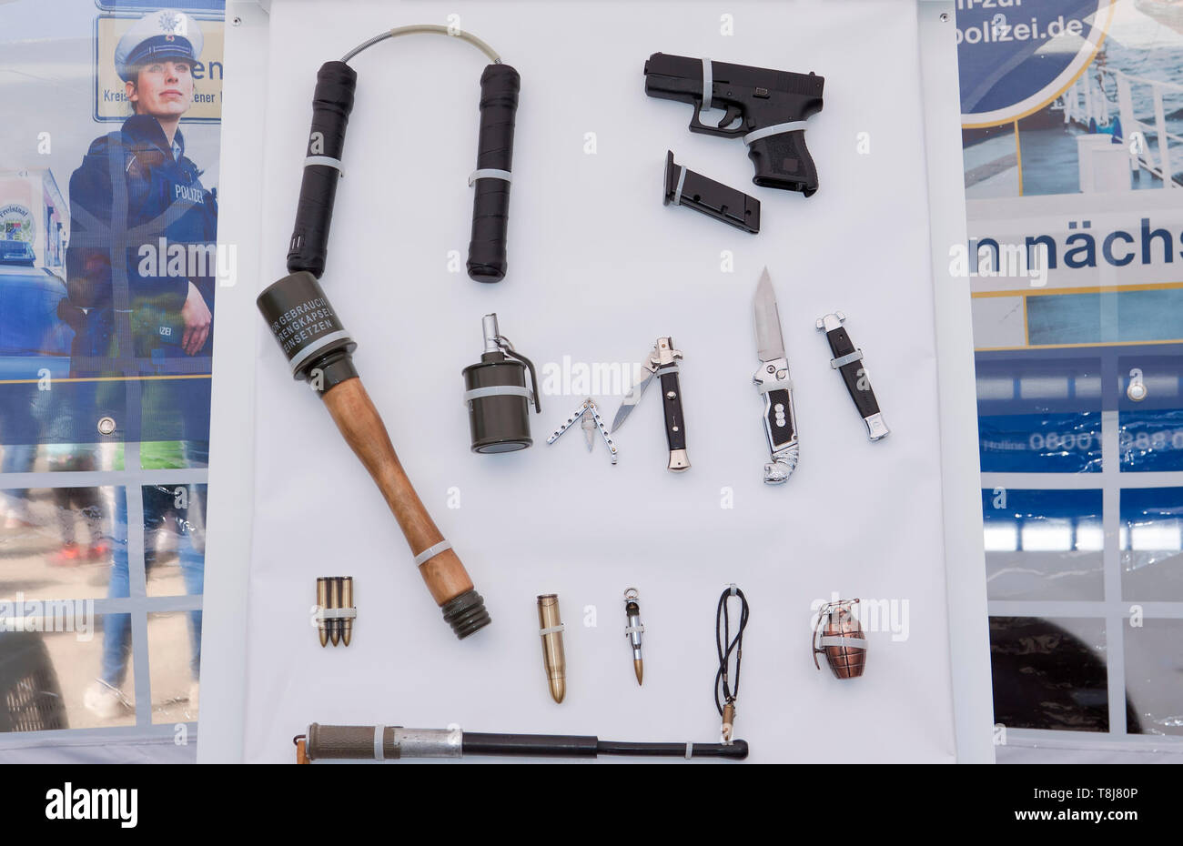 Polizei zeigt verbotenen Waffen, Berlin, Deutschland Stockfotografie ...