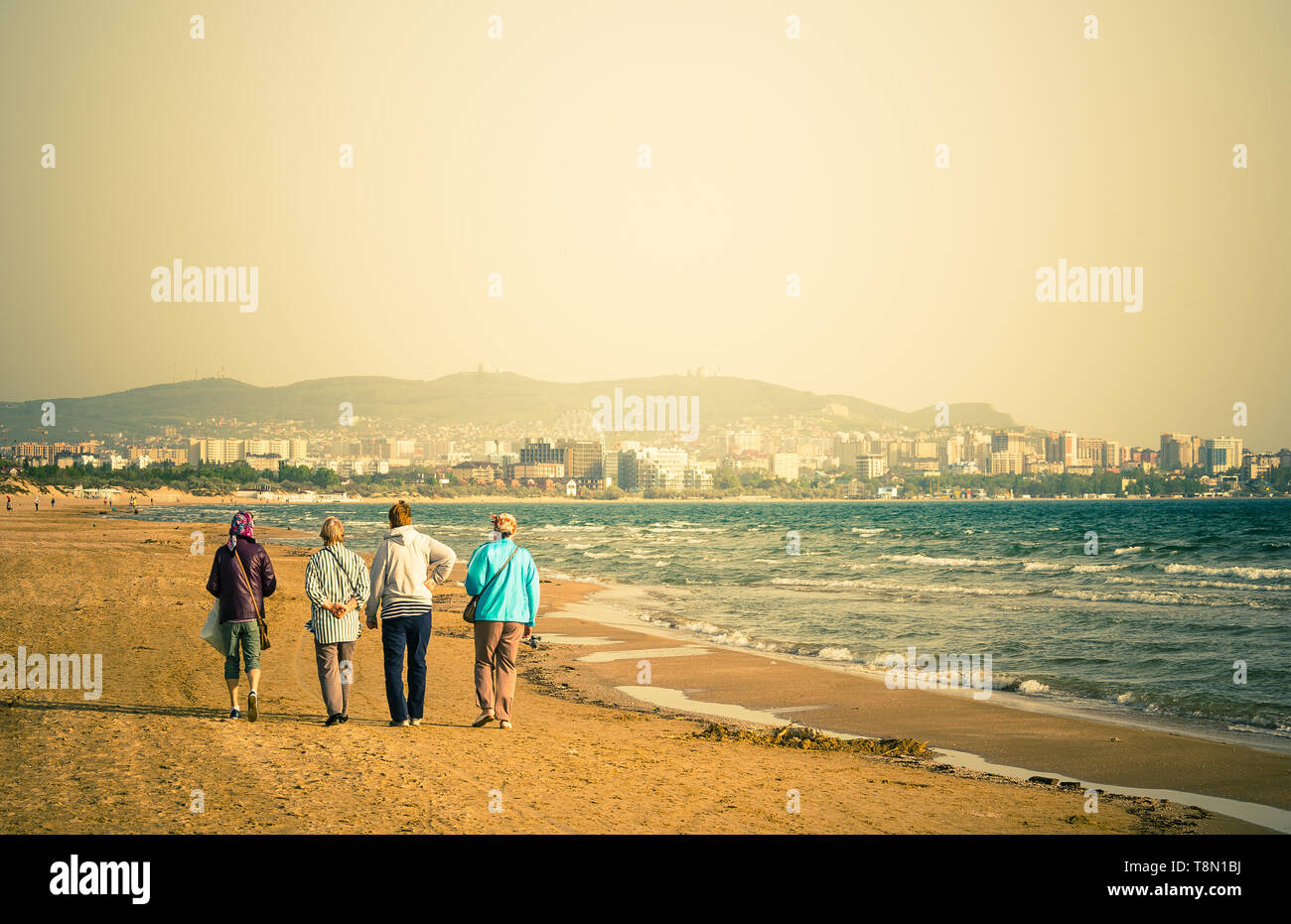 ältere frauen am strand -Fotos und -Bildmaterial in hoher Auflösung – Alamy