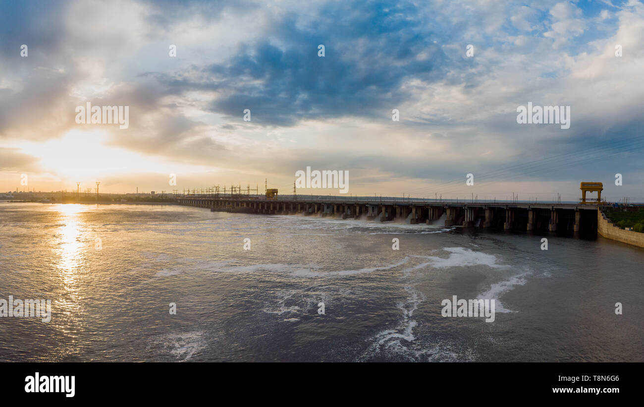 Leistungsstarke Strom von Wasser fällt von der Verschluss in der Dam ...