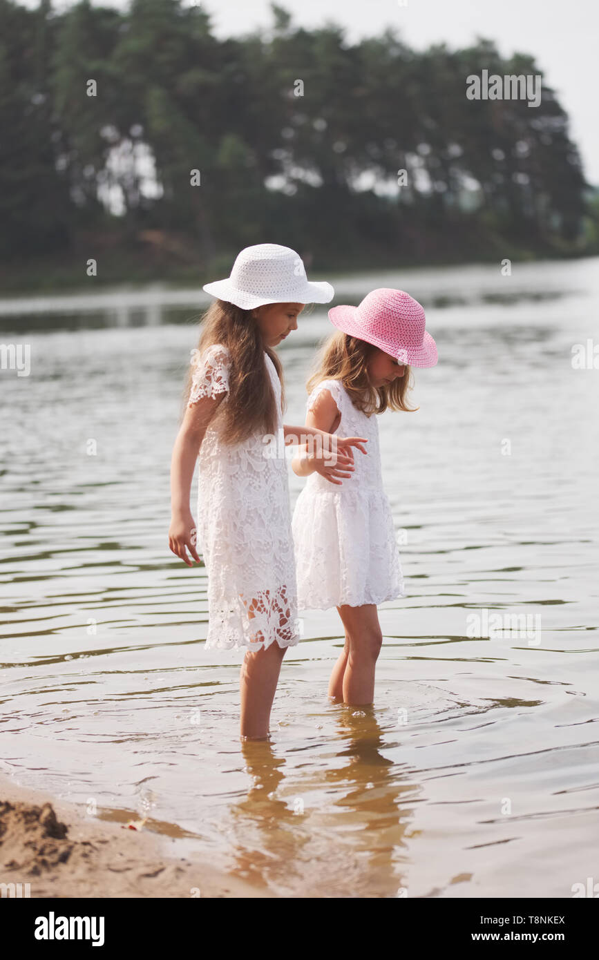 Mädchen füse richen -Fotos und -Bildmaterial in hoher Auflösung – Alamy