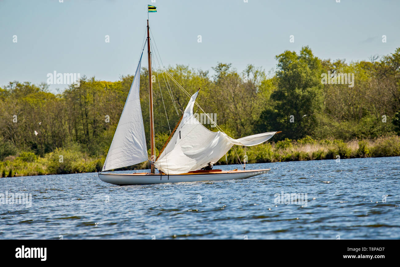 Einhand segelboot -Fotos und -Bildmaterial in hoher Auflösung – Alamy
