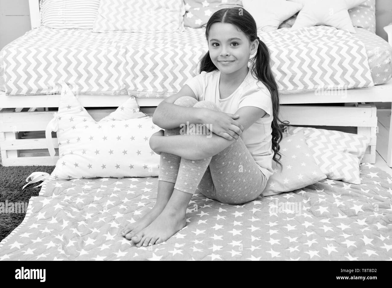 Schönes kleines mädchen Schwarzweiß-Stockfotos und -bilder - Alamy