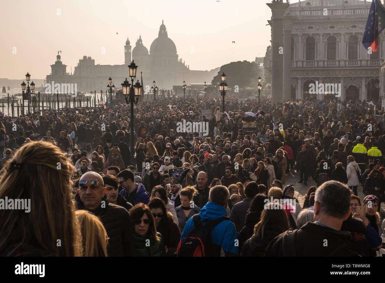 Tausende von Menschen versammeln sich entlang des Canal Grande, Canal ...