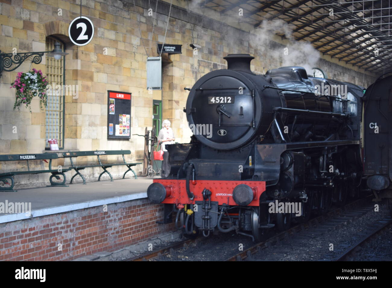 2 bahnsteigstation -Fotos und -Bildmaterial in hoher Auflösung – Alamy