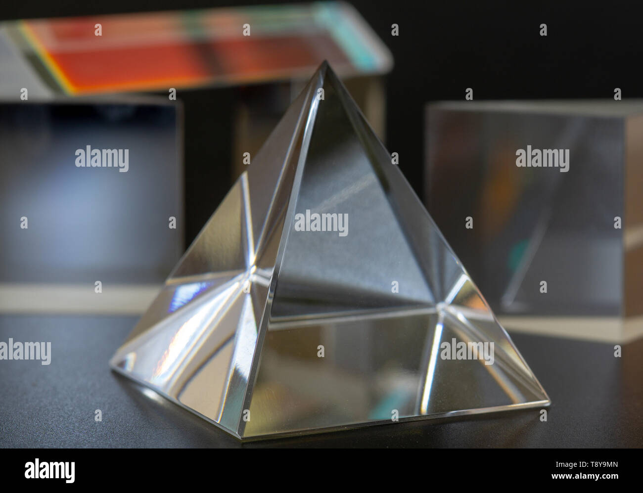 Probe von optischem Glas Würfel, Pyramiden und Prisma Stockfotografie ...