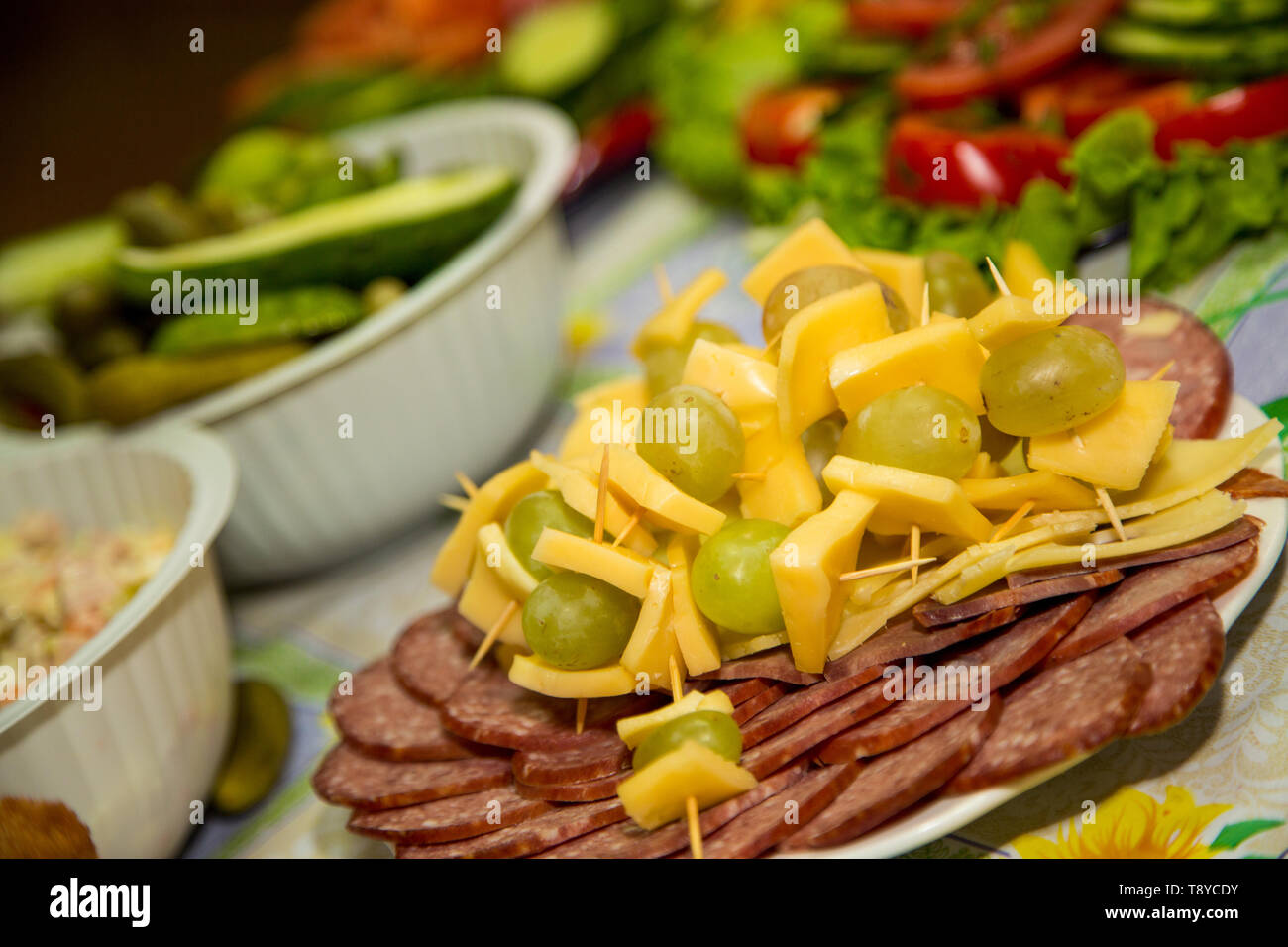 Andere Art von Wurst und Schinken sind in eine Platte mit Käse und ...