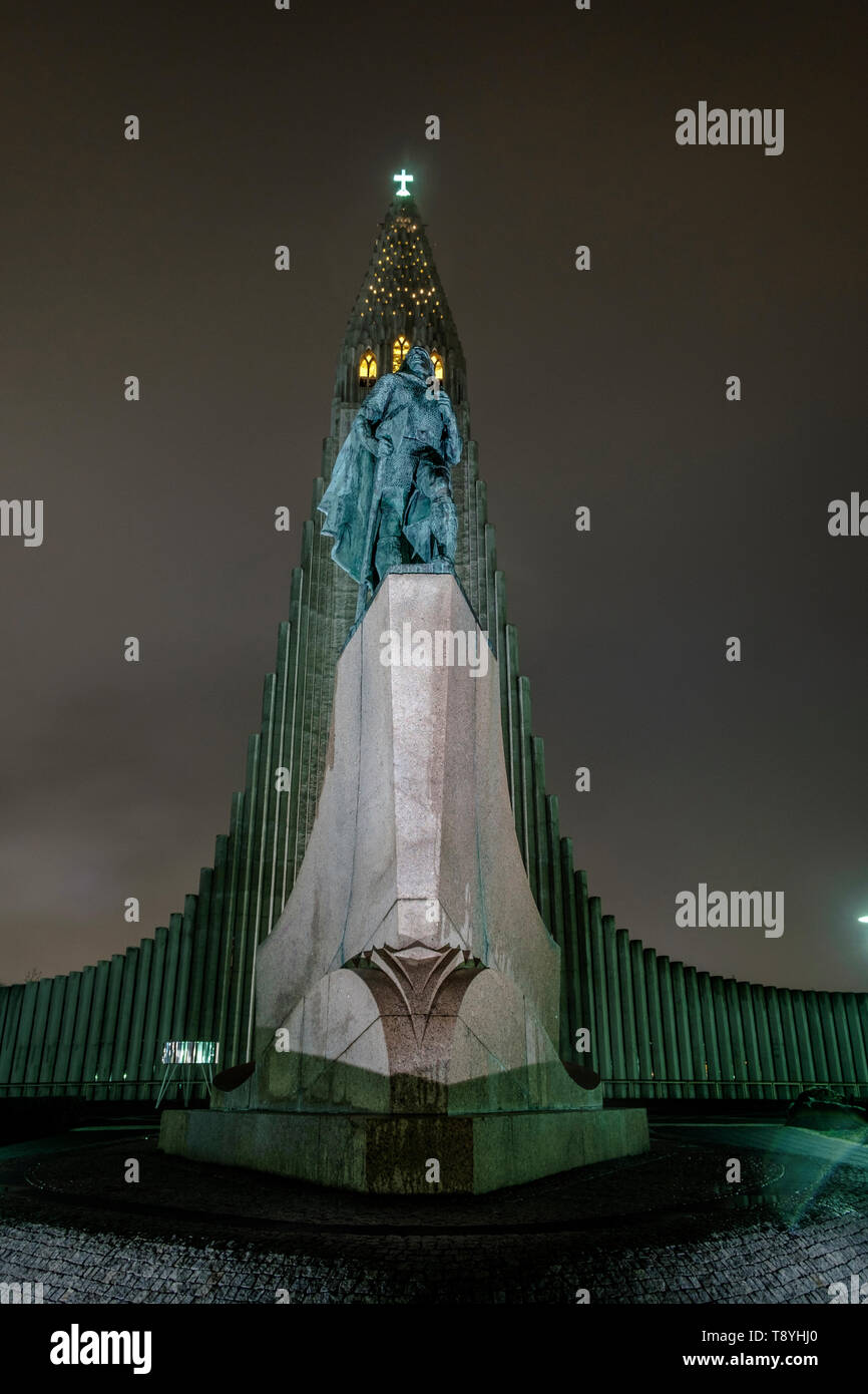 Leif Eriksson Denkmal an Hallgrimskirkja Platz, der von der Dämmerung ...