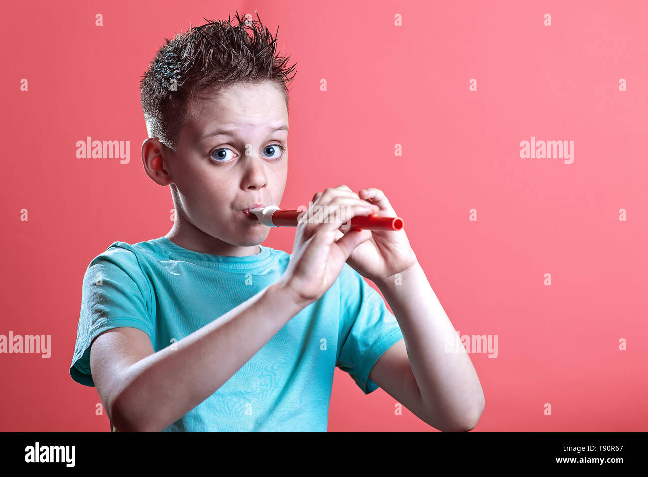 Kinder im rohrband -Fotos und -Bildmaterial in hoher Auflösung – Alamy