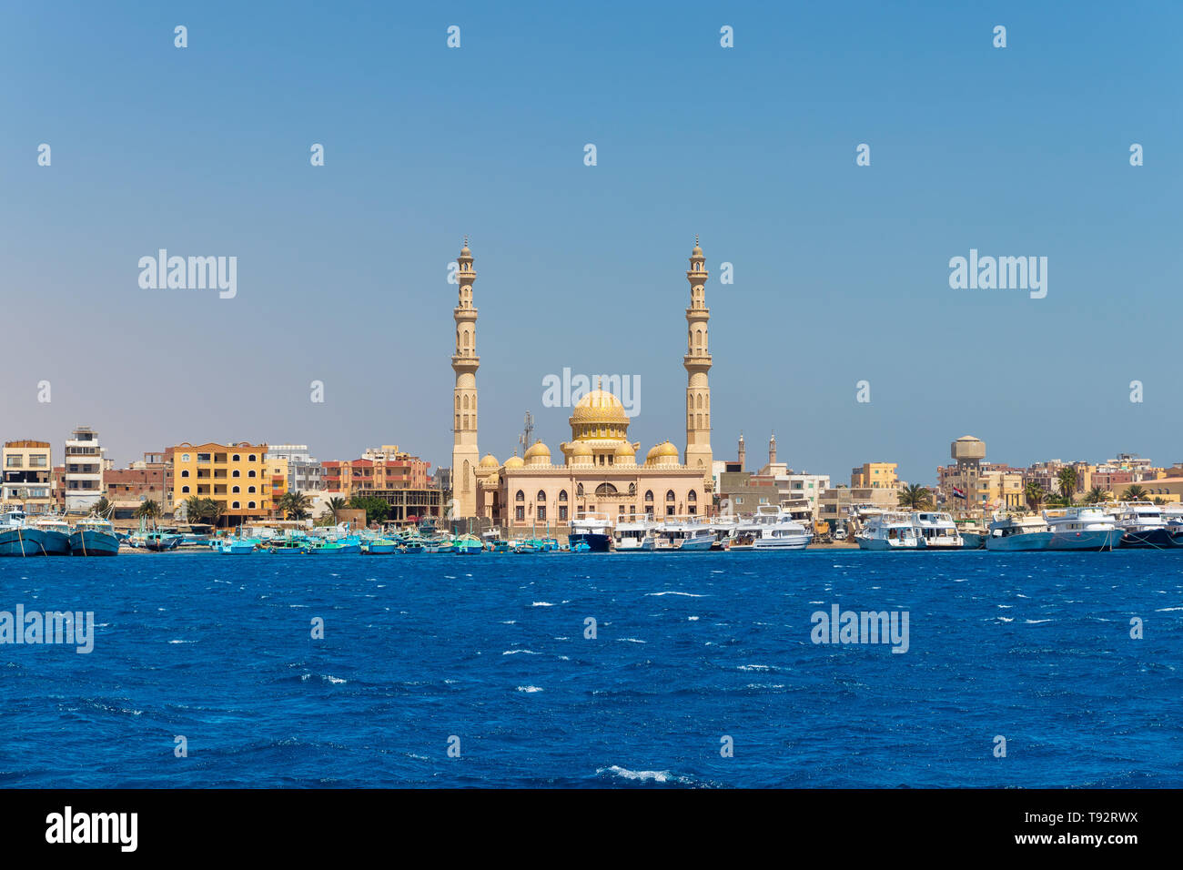 Hafen und el mina moschee -Fotos und -Bildmaterial in hoher Auflösung ...