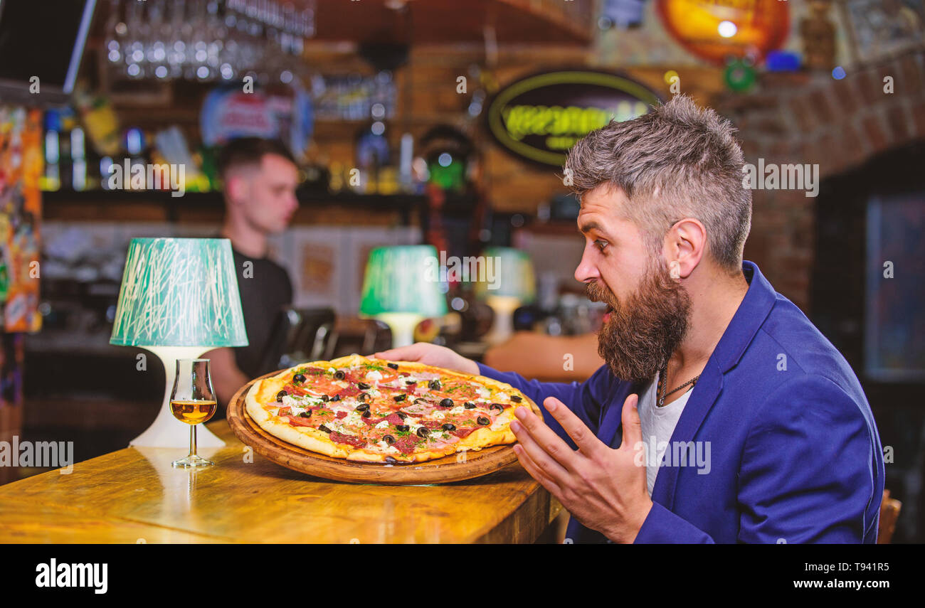 Cheat meal Konzept. Hipster hungrig italienische Pizza essen. Pizza ...