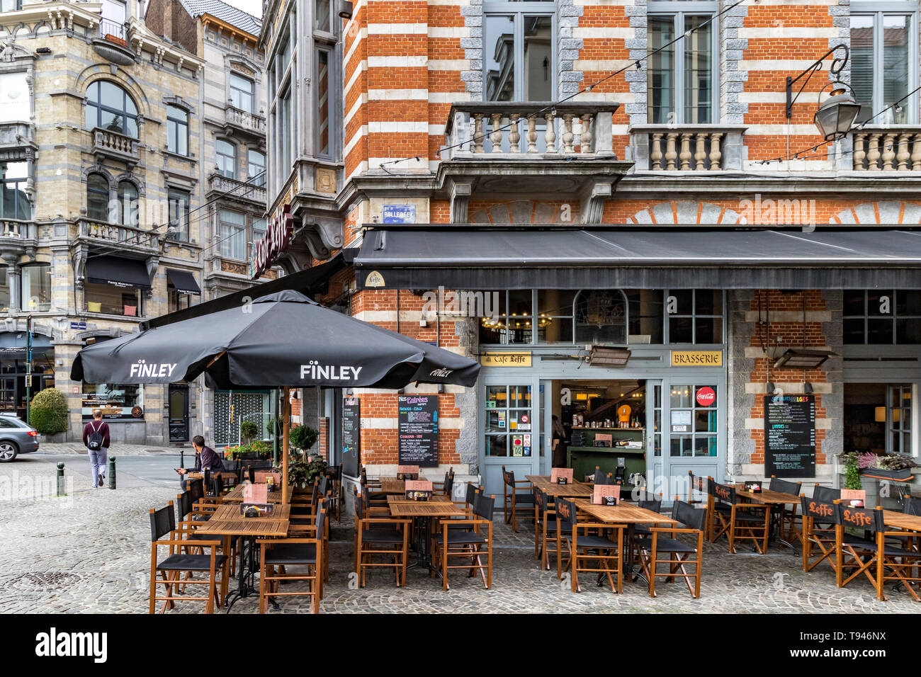 Tische und Stühle draußen Café Leffe, Place du Grand Sablon, die historische Oberstadt von ...
