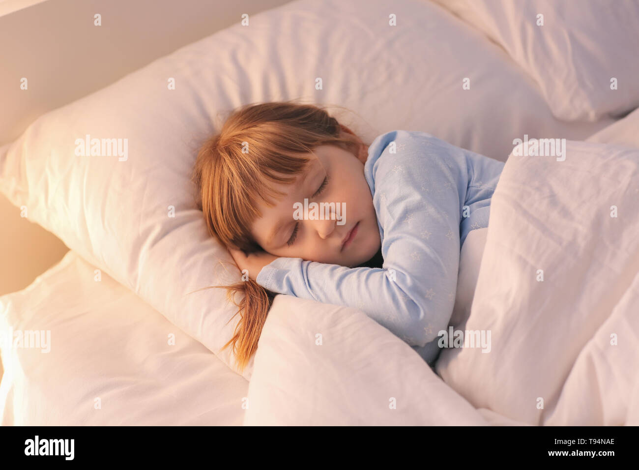 Mädchen Im Bett Schlafend Fotos Und Bildmaterial In Hoher Auflösung
