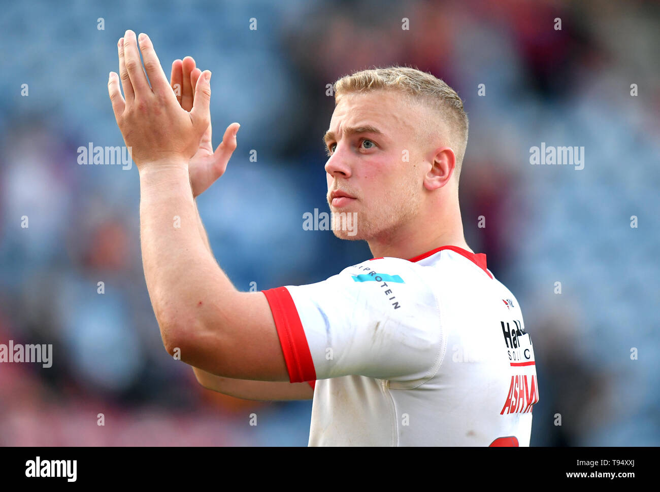 St Helen's Jack Ashworth begrüßt die Fans am Ende der Coral Challenge ...