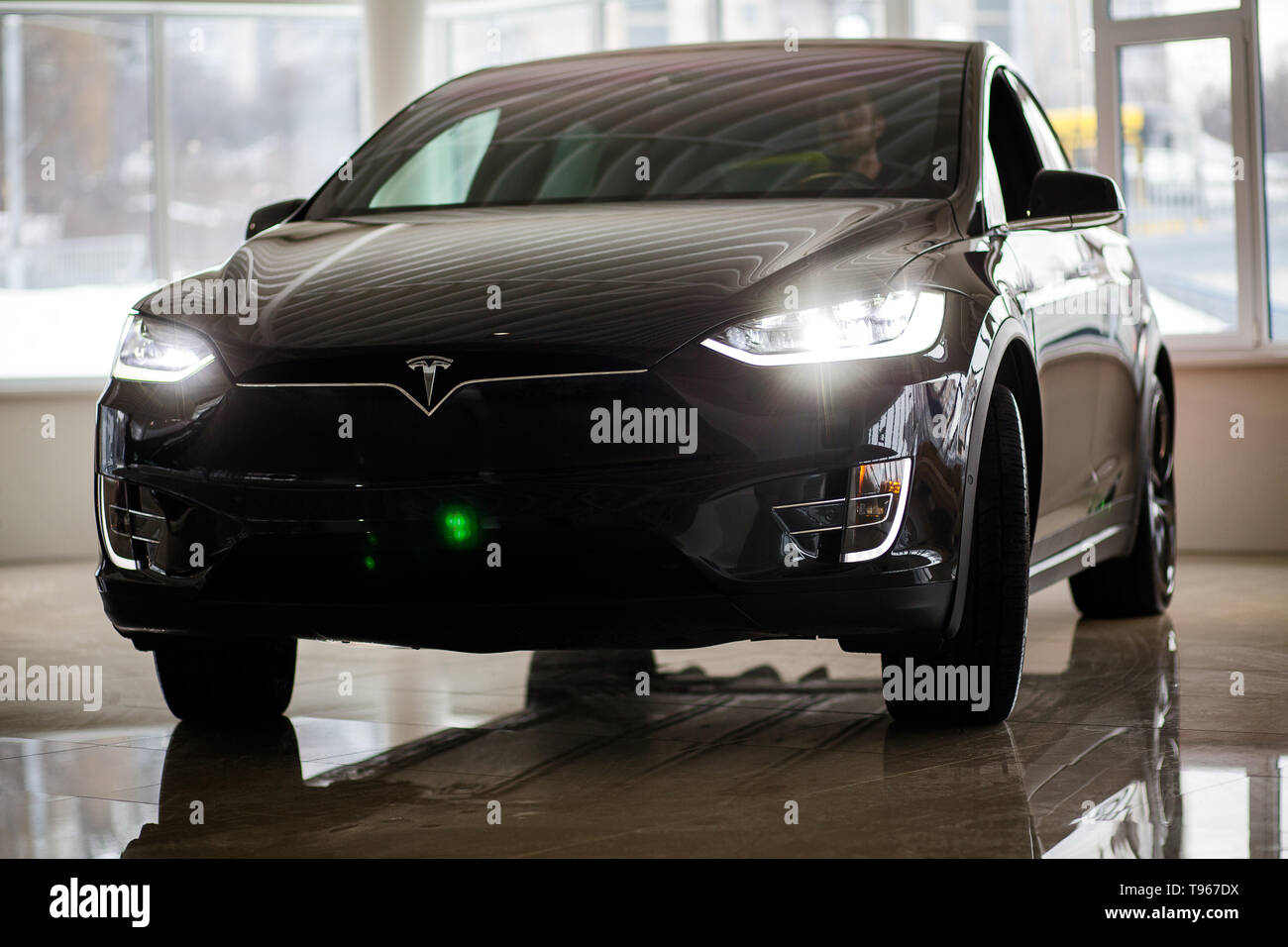 Tesla Neue Generation der Elektroautos von Dunkelbraun Indoor ...