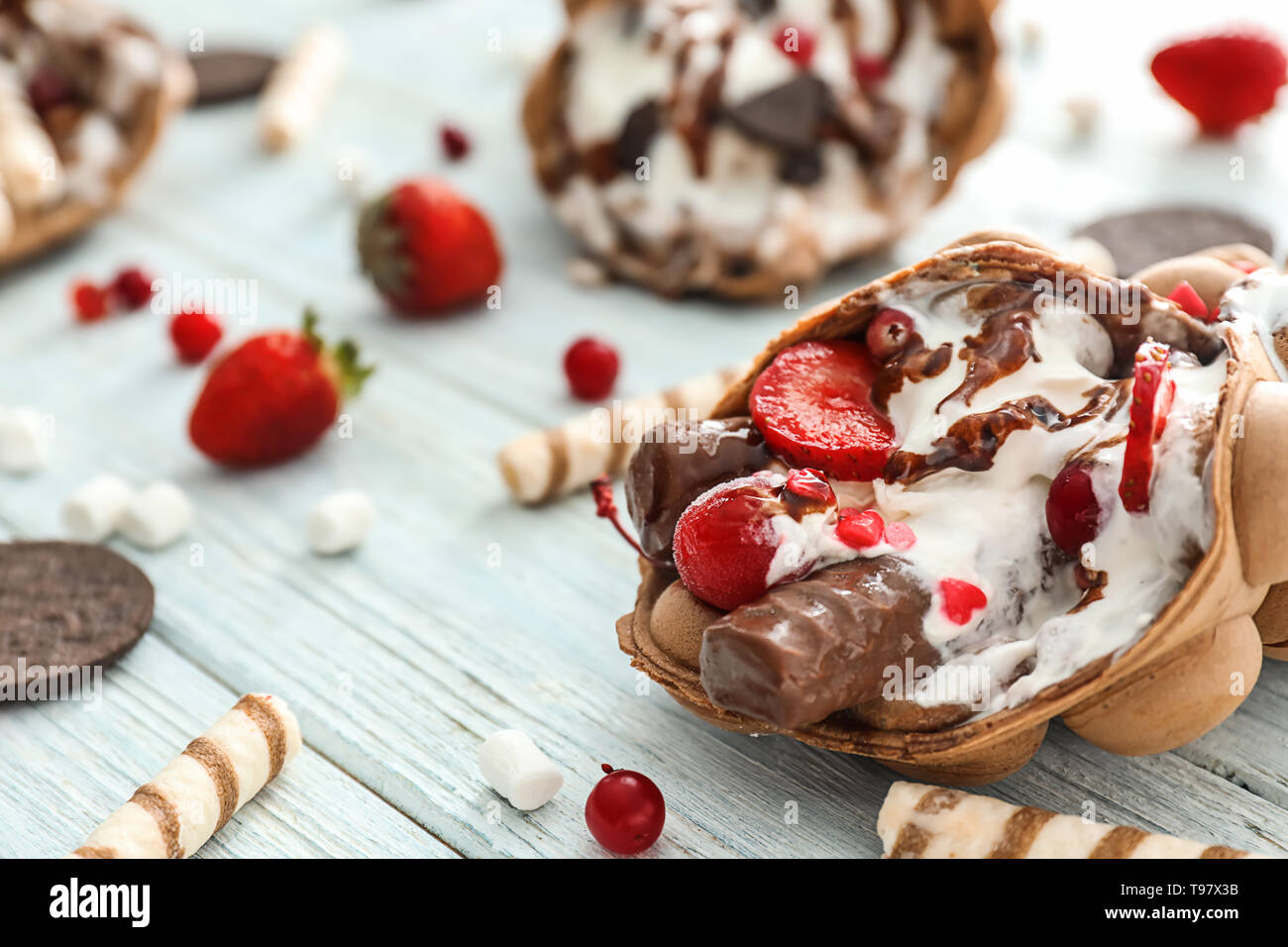 Bubble waffle ice cream -Fotos und -Bildmaterial in hoher Auflösung – Alamy