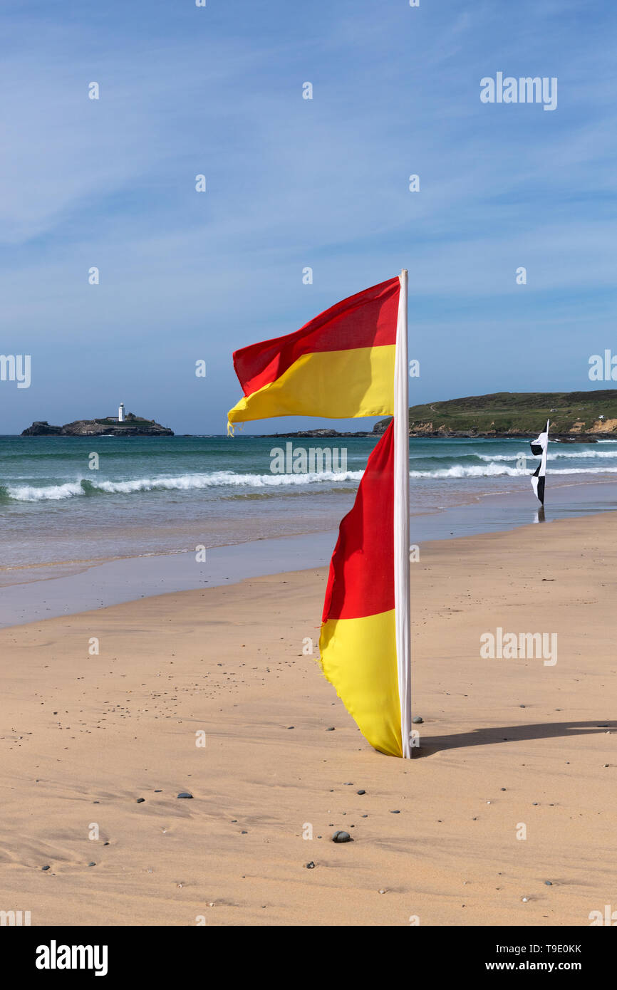 Fahnen am strand -Fotos und -Bildmaterial in hoher Auflösung – Alamy